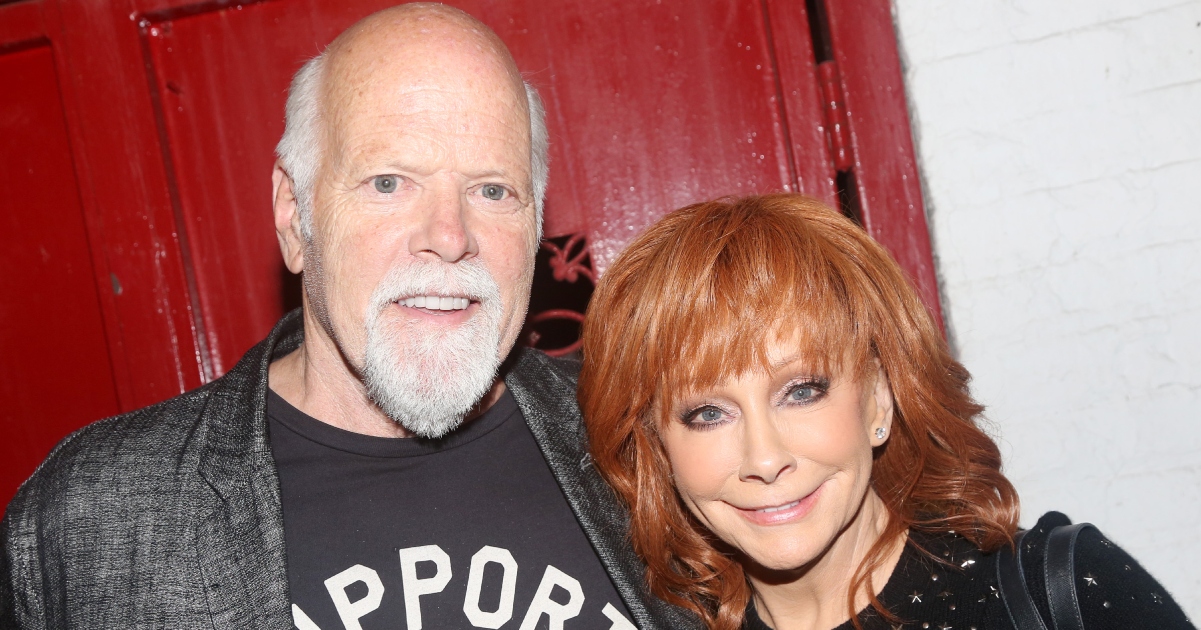 As Reba McEntire performs the US National Anthem at the Super Bowl ...